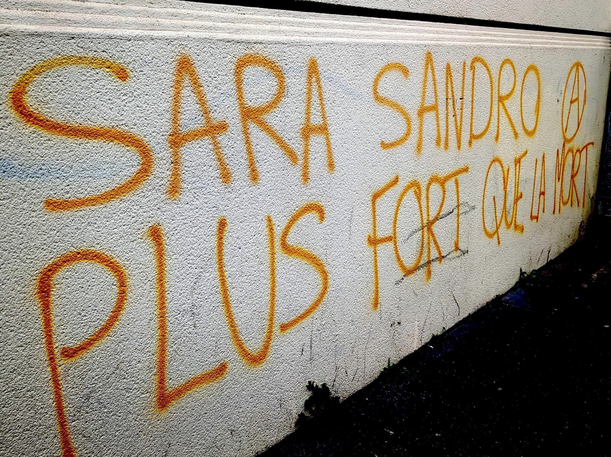 “Plus forts que la mort”. Messaggi murali per Sara e Sandro (Saint ...